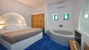 Quarto com cama, janela grande, armário de madeira, banheira e televisão.