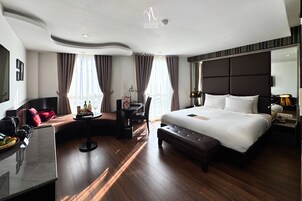 Camas de colchão pillowtop, minibar, cofre no quarto 