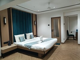 Suite | Cofre no quarto, secretária, cortinas/cortinados opacos 