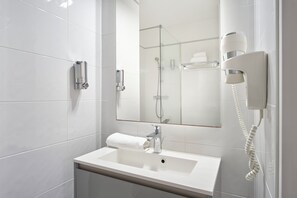 Artigos de higiene pessoal grátis, um secador de cabelo 