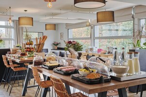 Pequeno-almoço tipo buffet diário mediante uma taxa 