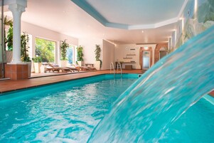Piscina interna, espreguiçadeiras