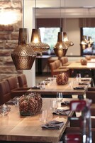 2 restaurantes: opção de almoço e jantar