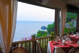 Café da manhã com buffet grátis todos os dias