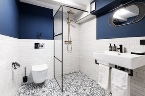 Suite Signature, 1 cama king-size, vista para o canal | Casa de banho | Um polibã, um secador de cabelo, toalhas fornecidas 