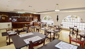 Pequenos-almoços, almoços, jantares servidos, cozinha local 