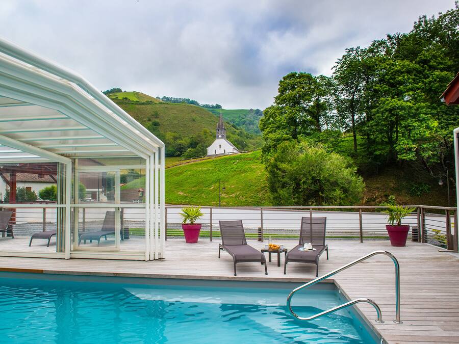 Piscina exterior sazonal, da(s) 10:00 à(s) 19:00, guarda-sóis