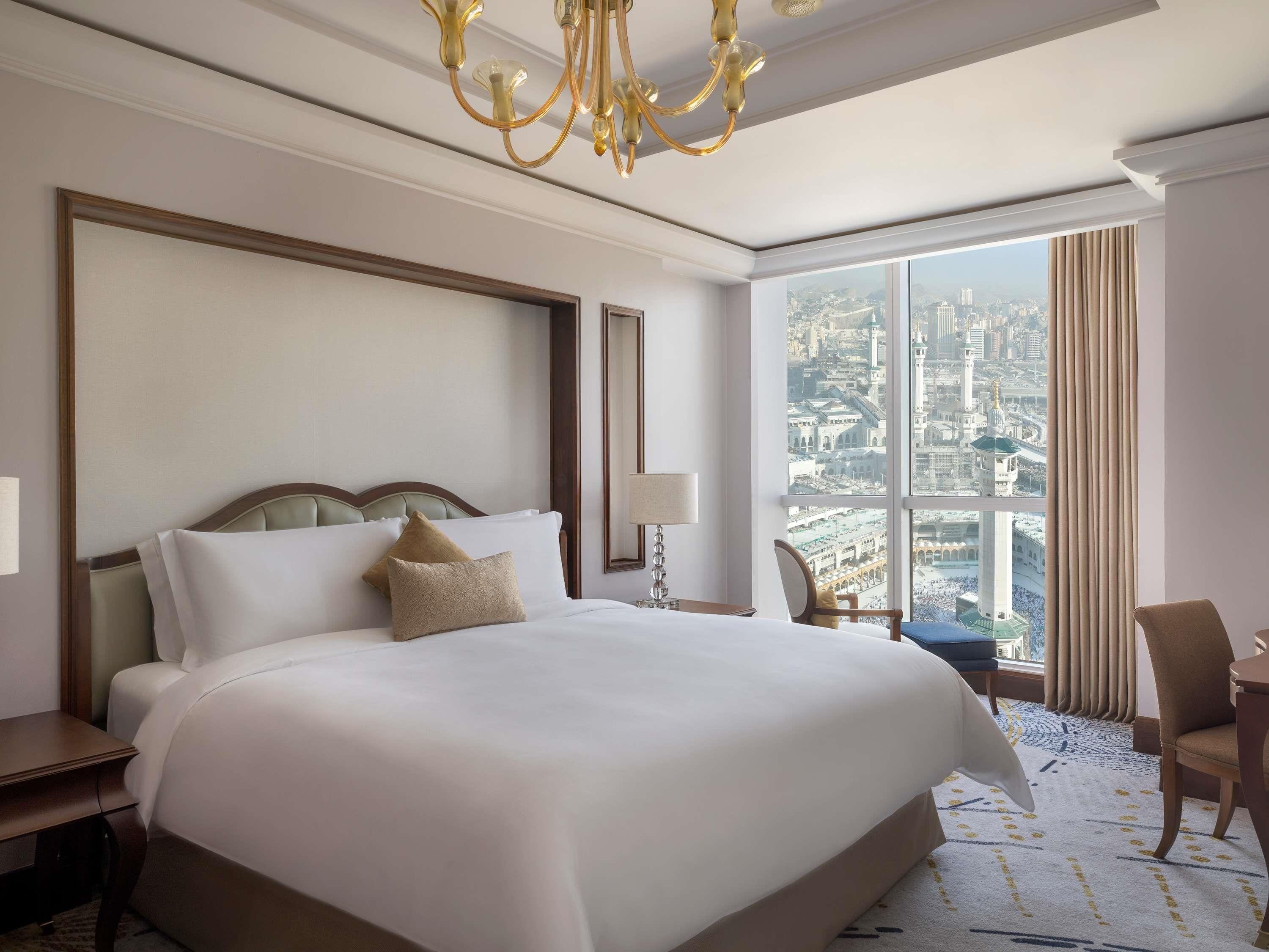 Suite Deluxe, 1 quarto (Partial Kaaba View) | Roupa de alta qualidade, minibar, cofre no quarto 