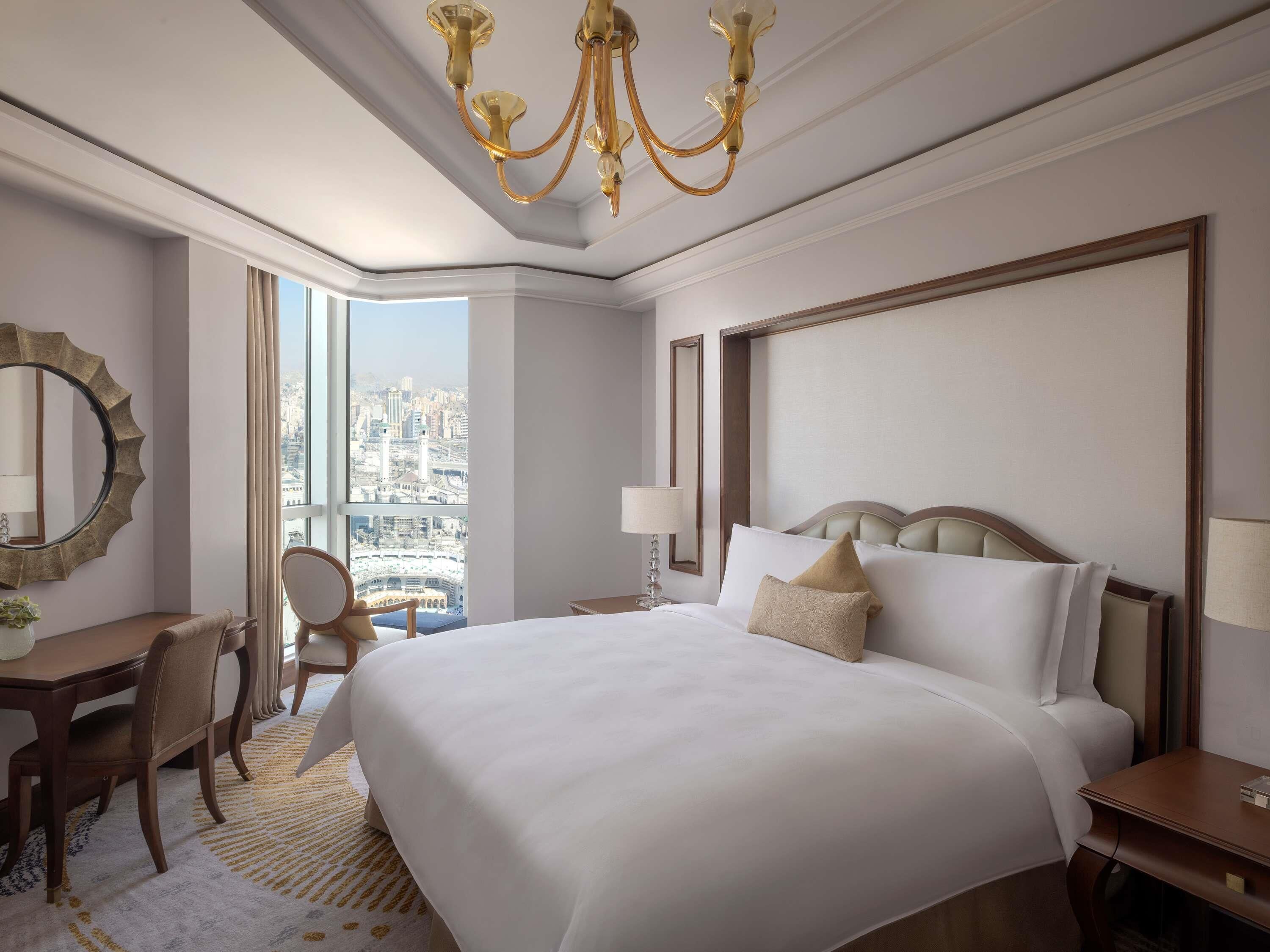 Suite Signature, 1 quarto (Partial Kaaba View) | Roupa de alta qualidade, minibar, cofre no quarto, secretária 