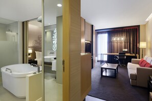 1 quarto, frigobar, cofres nos quartos, escrivaninha