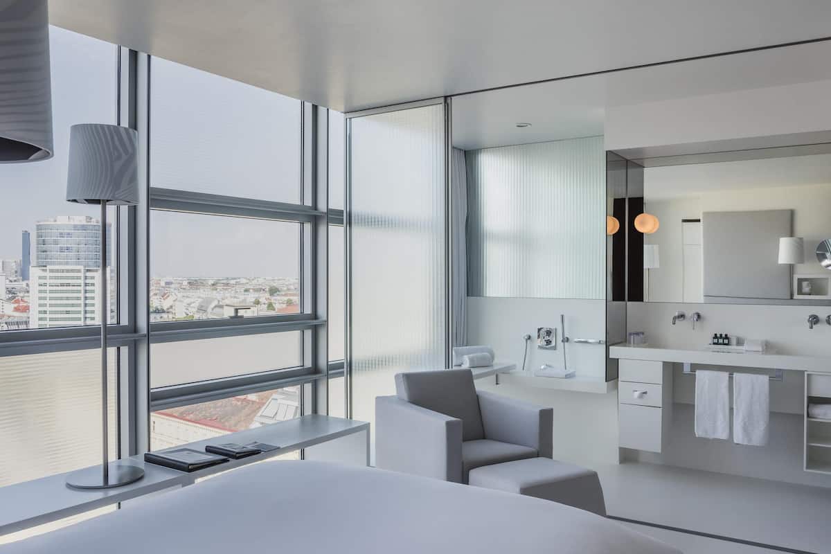 SO/ Urban, Ferris Wheel View (Room) | Roupa de alta qualidade, minibar, cofre com capacidade para portátil