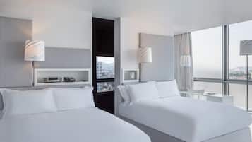 SO/ Urban, Ferris Wheel View (Room) | Roupa de alta qualidade, minibar, cofre com capacidade para portátil