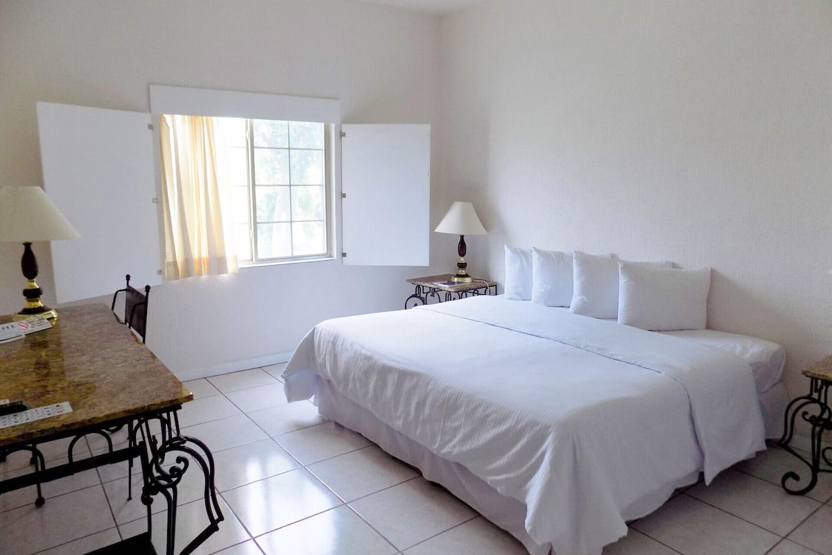 Roupas de cama premium, cortinas blackout, ferros/tábuas de passar roupa