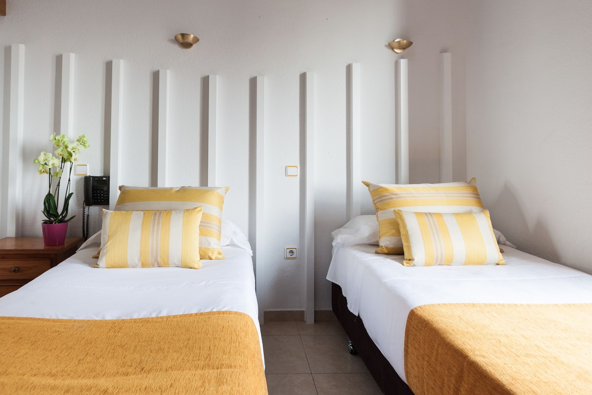 Quarto duplo, vista para a cidade | Cofres nos quartos, escrivaninha, quartos à prova de som