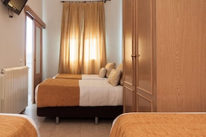 Quarto quádruplo | Cofres nos quartos, escrivaninha, quartos à prova de som
