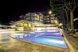 Piscina interna, piscina externa, guarda-sóis, espreguiçadeiras