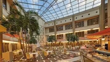 2 restaurantes, pequenos-almoços servidos