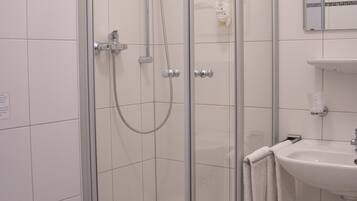 Um polibã, um secador de cabelo, toalhas fornecidas