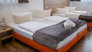 Quarto Quádruplo | Secretária, cortinas/cortinados opacos, quartos insonorizados