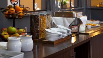 Pequeno-almoço continental diário (15 EUR por pessoa)