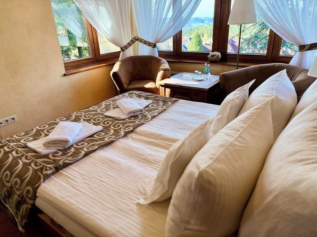 Quarto casal luxo | Roupas de cama premium, camas Select Comfort, cofres nos quartos
