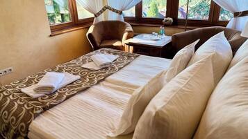 Quarto casal luxo | Roupas de cama premium, camas Select Comfort, cofres nos quartos