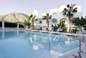 Piscina externa sazonal, guarda-sóis, espreguiçadeiras