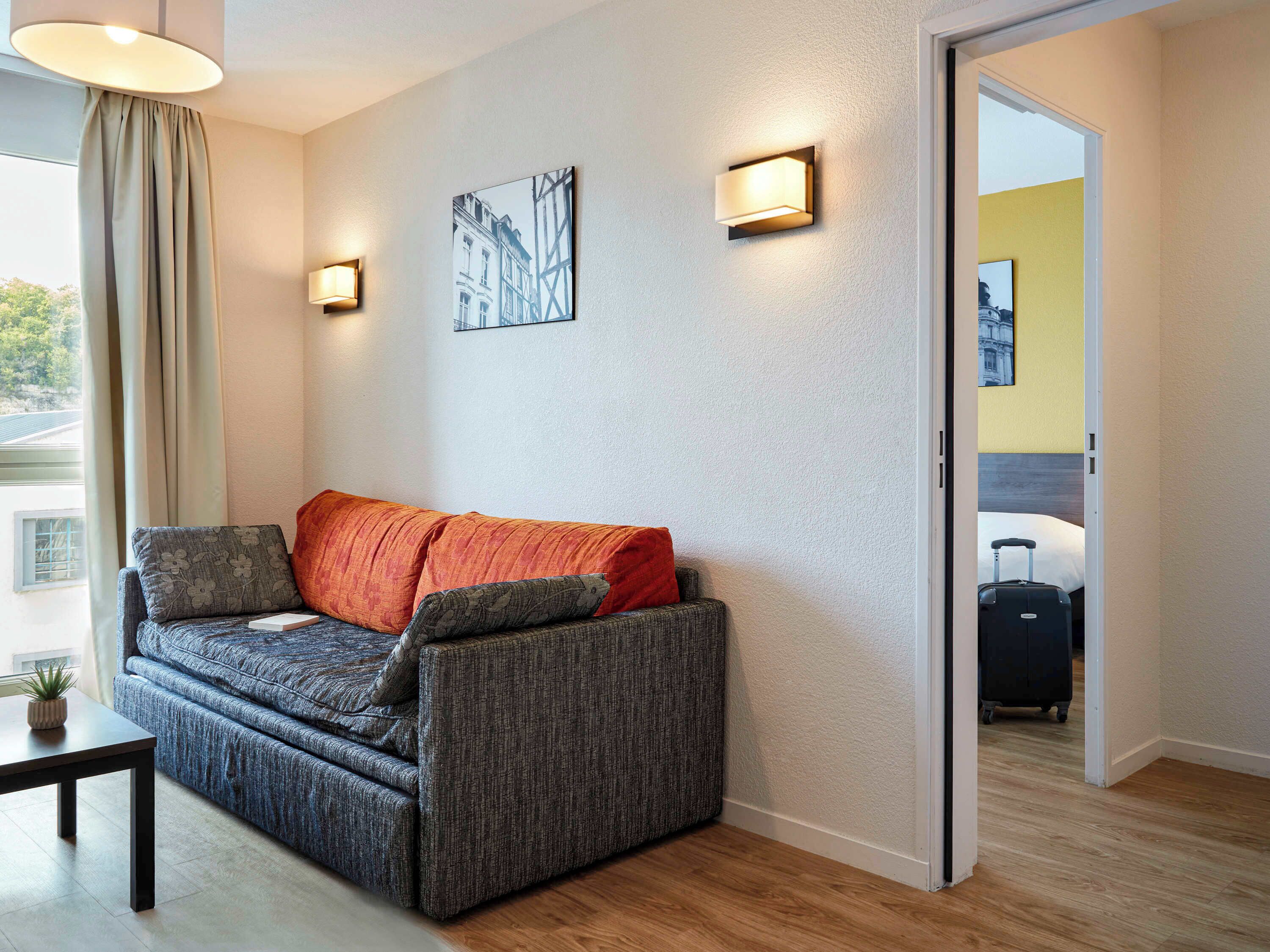 Apartamento, 1 quarto | Sala de estar | TV de ecrã plano 