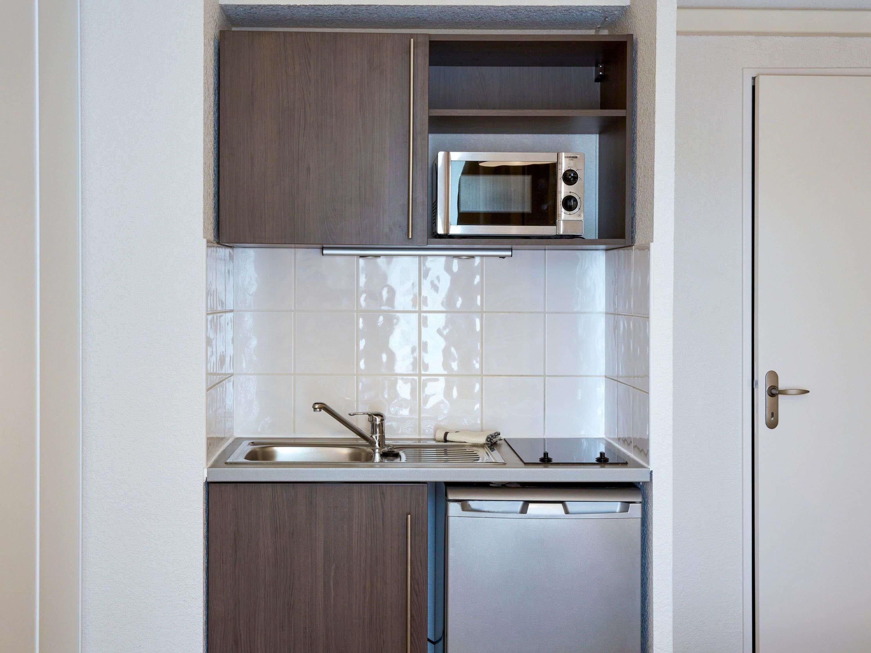 Escrivaninha, quartos à prova de som, berços grátis, Wi-Fi de cortesia