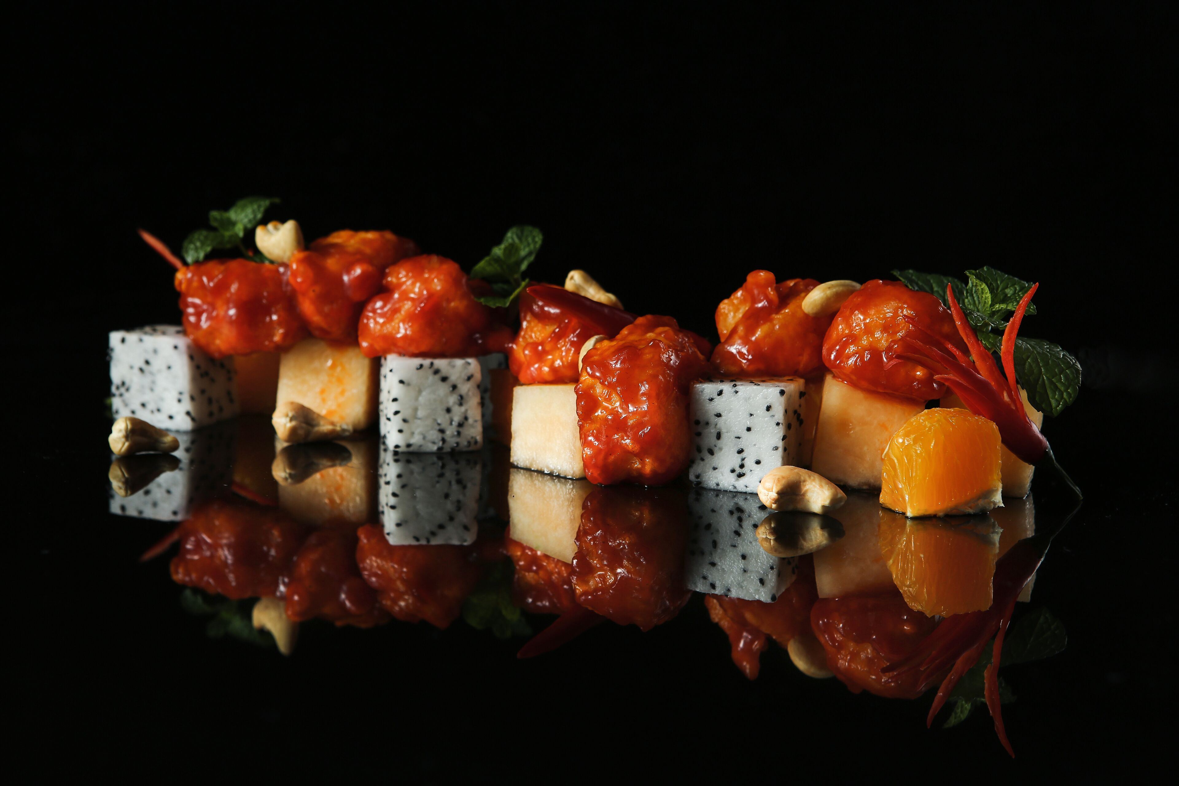Uma sobremesa decorada com diversos toppings e enfeites.