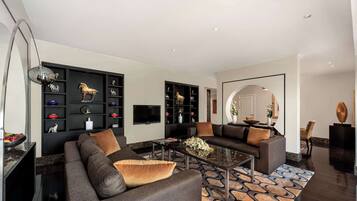 Suite Royal, 2 quartos | 1 quarto, roupa de alta qualidade, edredões de penas, minibar