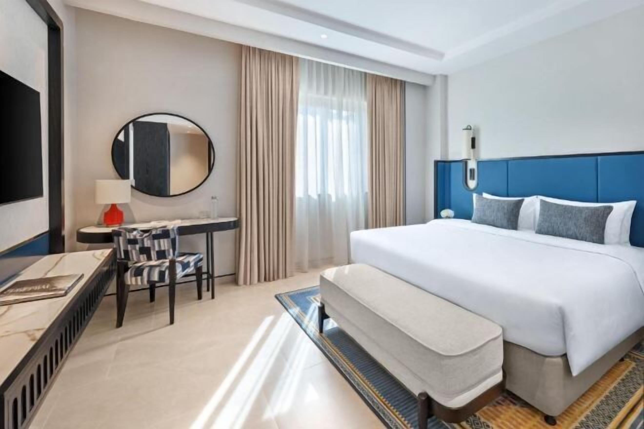 Roupa de alta qualidade, edredões de penas, minibar, cofre no quarto 