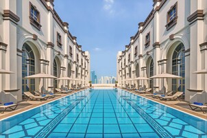 Piscina exterior, guarda-sóis, espreguiçadeiras