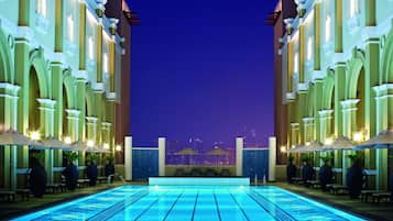 Piscina exterior, guarda-sóis, espreguiçadeiras