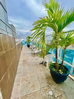 Piscina externa, guarda-sóis, espreguiçadeiras