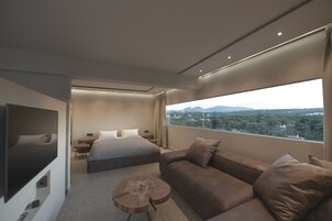 Suíte com design assinado, banheira de hidromassagem, vista para o mar | Vista do quarto