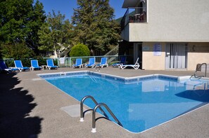 Piscina exterior sazonal, espreguiçadeiras 