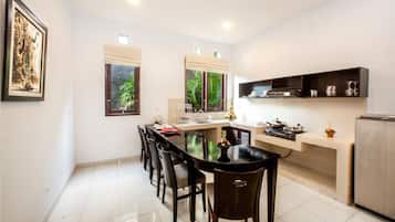 Suíte família, 2 quartos | Cozinha privada | Chaleira elétrica