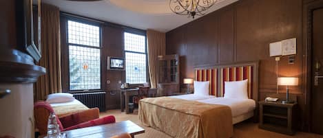 Quarto triplo | Cofres nos quartos, escrivaninha, cortinas blackout, Wi-Fi de cortesia