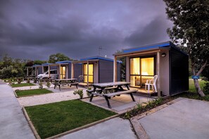Cabana de Madeira Básica (No washroom) | Com mobília individualizada, Wi-fi grátis, roupa de cama fornecida