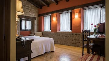 Quarto Triplo Standard | Minibar, secretária, quartos insonorizados, Wi-fi grátis