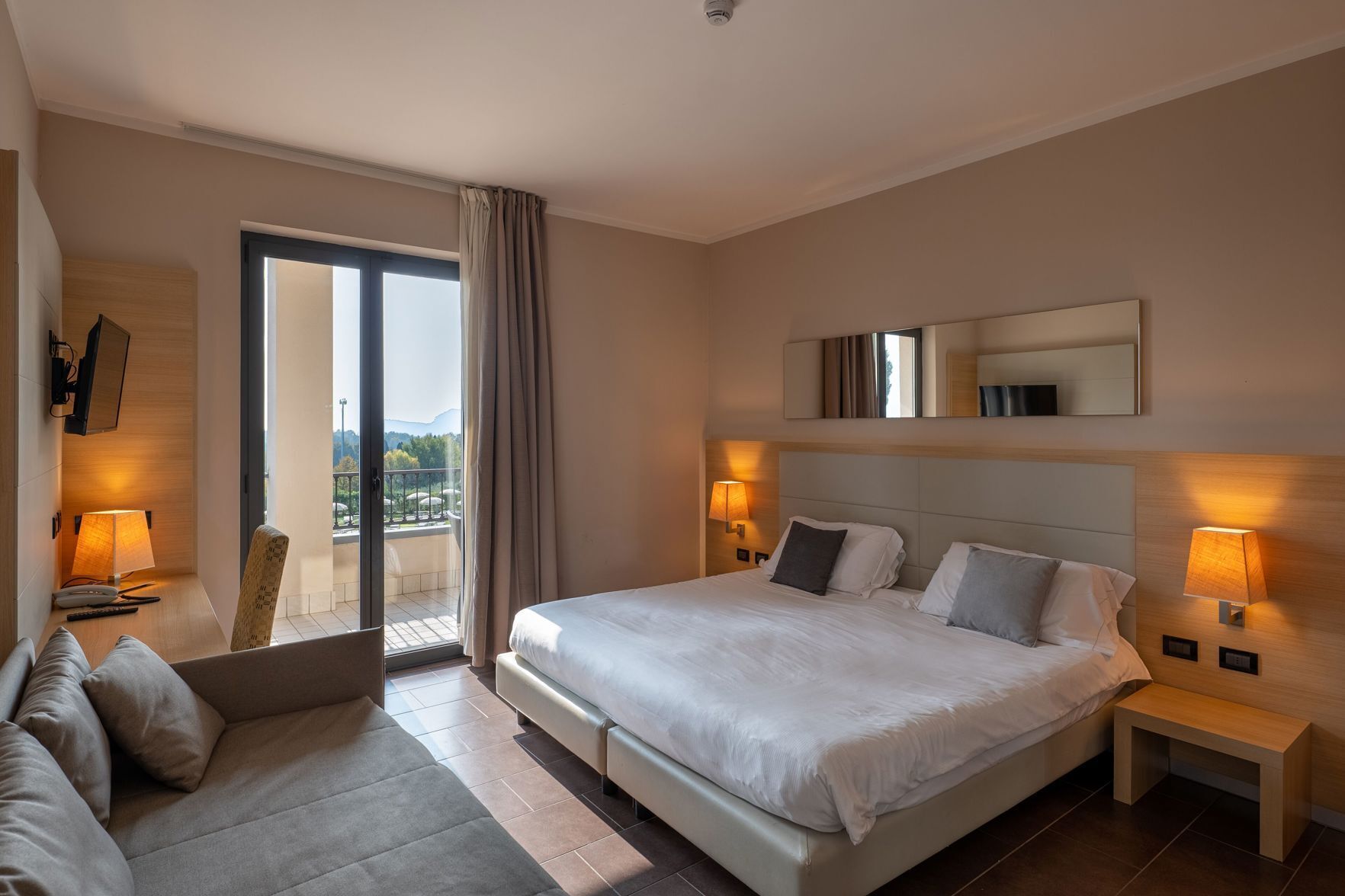 Roupa hipoalergénica, edredões de penas, minibar, cofre no quarto 
