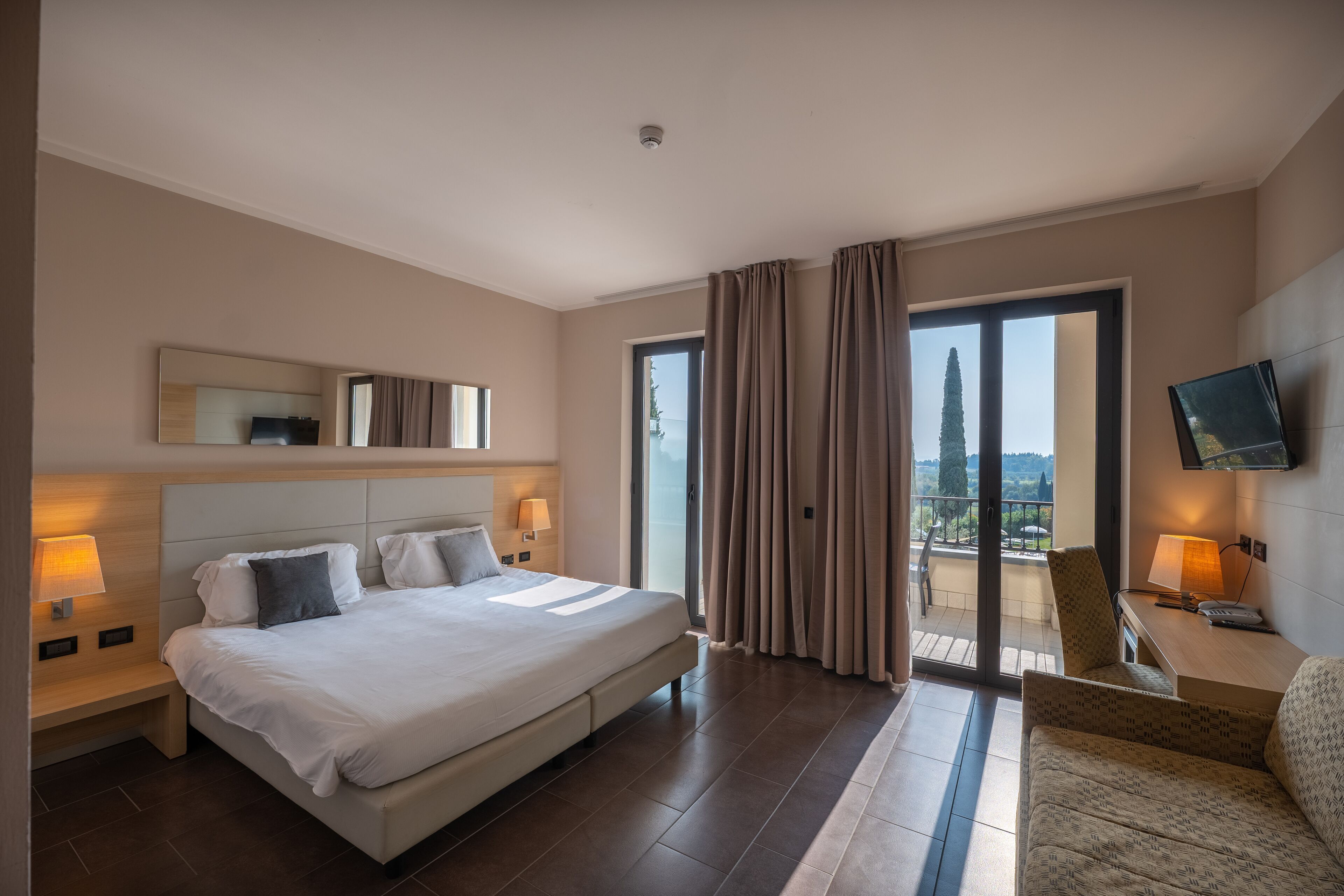 Roupa hipoalergénica, edredões de penas, minibar, cofre no quarto 