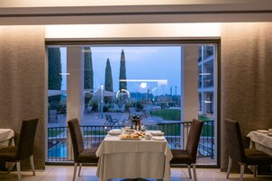 2 restaurantes: servem pequenos-almoços, almoços e jantares