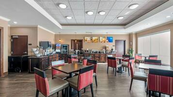 Café da manhã com buffet grátis todos os dias