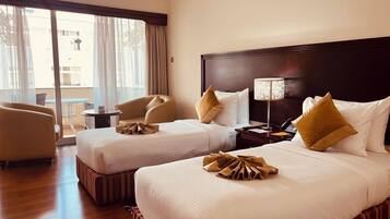 Quarto duplo luxo, 1 quarto | Frigobar, cofres nos quartos, escrivaninha