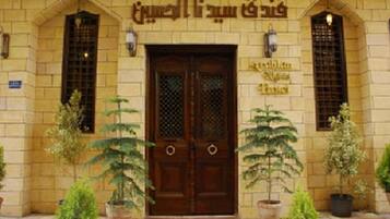 Quarto Triplo, casa de banho partilhada | Receção