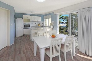 Apartamento Familiar, 2 quartos (Stair Access Only) | Refeições no quarto