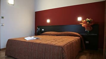Roupa hipoalergénica, cofre no quarto, secretária