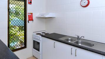 Um frigorífico, um micro-ondas, um forno, uma placa de cozinha